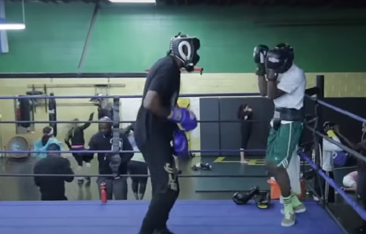 Papá descubre que su hijo es un matón y recurre al boxeo para darle una ...